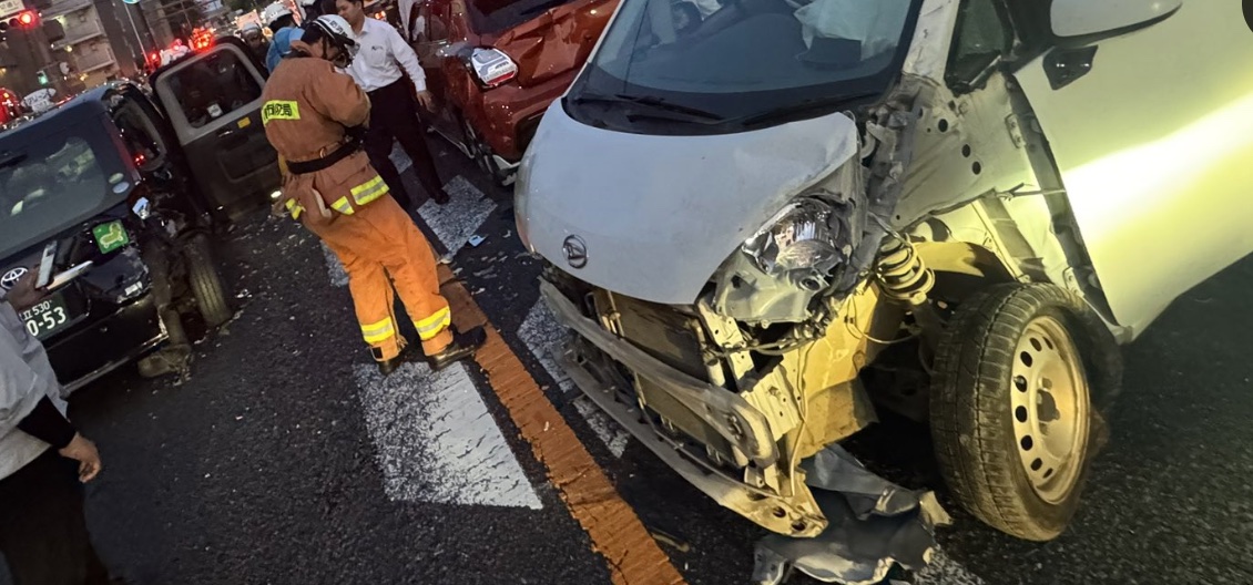 【事故渋滞】神奈川県川崎市高津区久地1丁目の国道246号『切通し交差点』でトラック含む車5台の車両衝突事故！現場の被害状況を画像と動画で！8/ ...