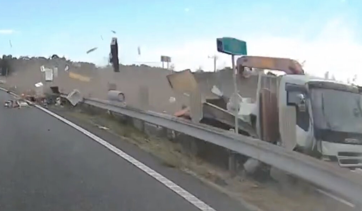 【事故渋滞】東北自動車道『栃木都賀JCT～鹿沼IC』でトラックが中央分離帯に衝突する事故！現場の被害状況を画像と動画で！9/23 – マイブロ